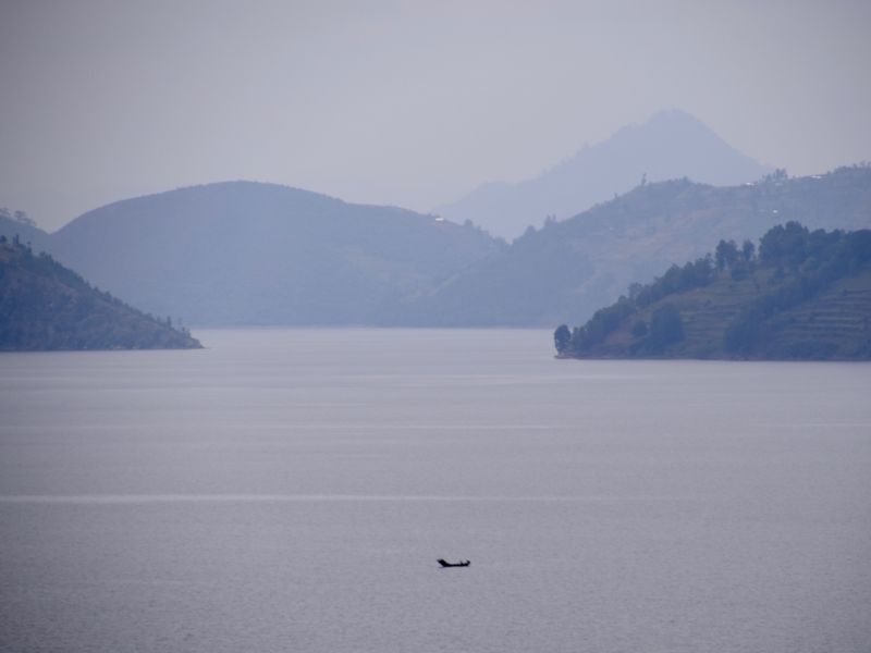 Hike along beautiful Lake Burera - Chase the Sun